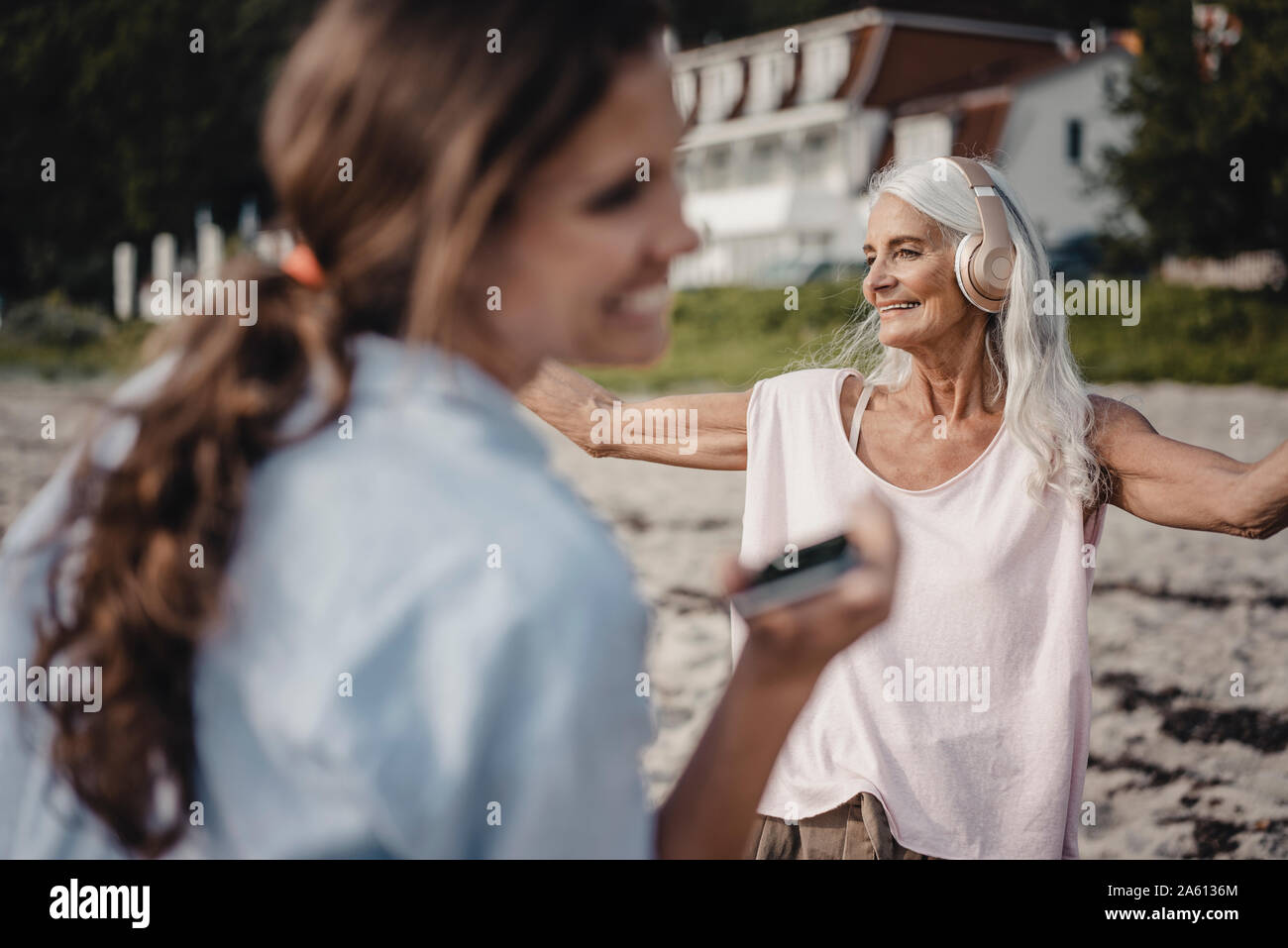 Laughing beach hi-res stock photography and images - Alamy