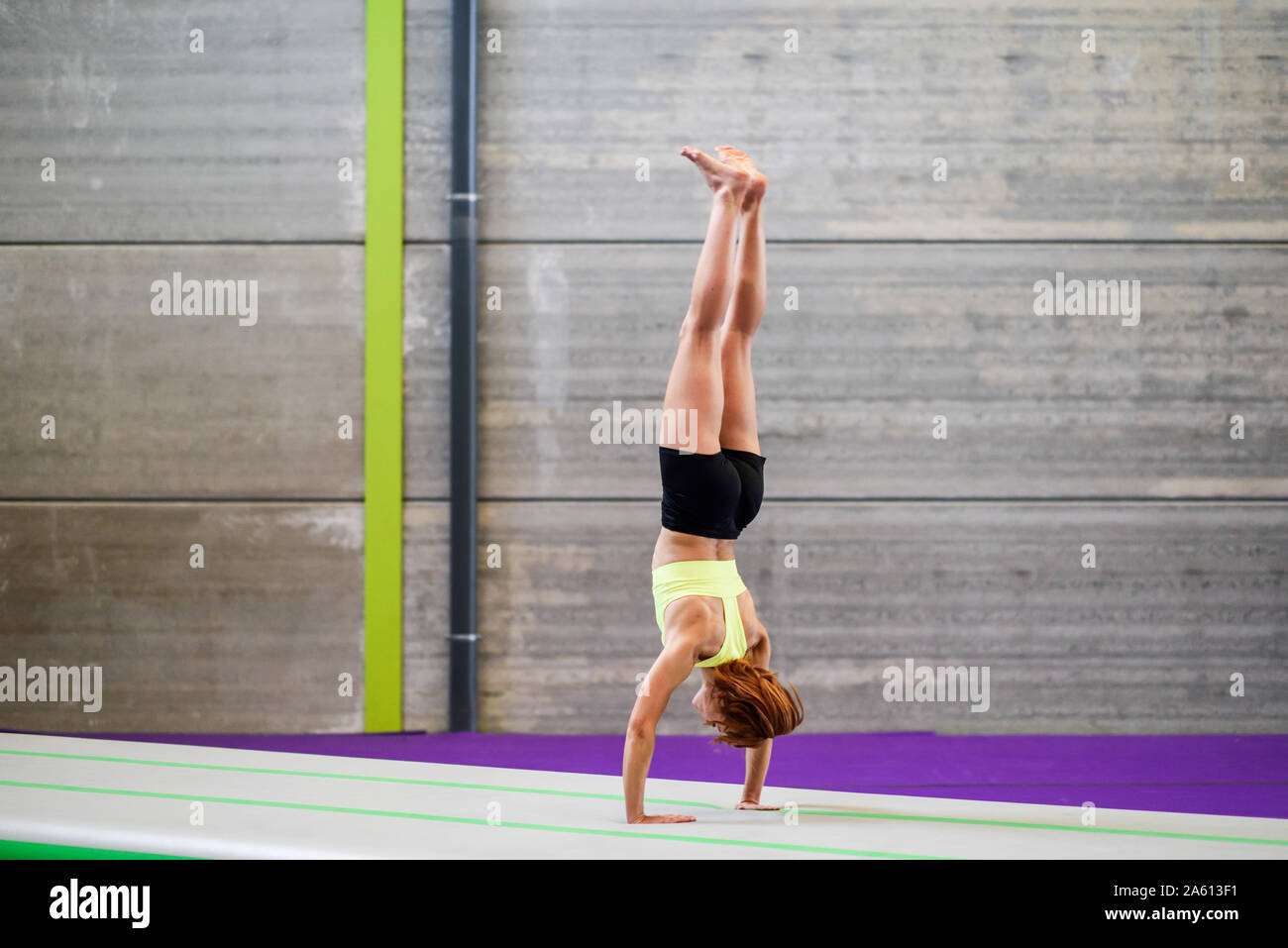 Female gymnast on floor exercise hi-res stock photography and images ...