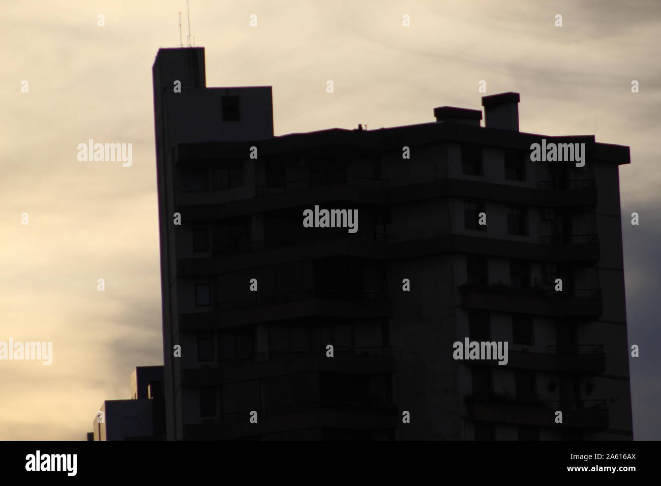 Sunshine behind building hi-res stock photography and images - Alamy