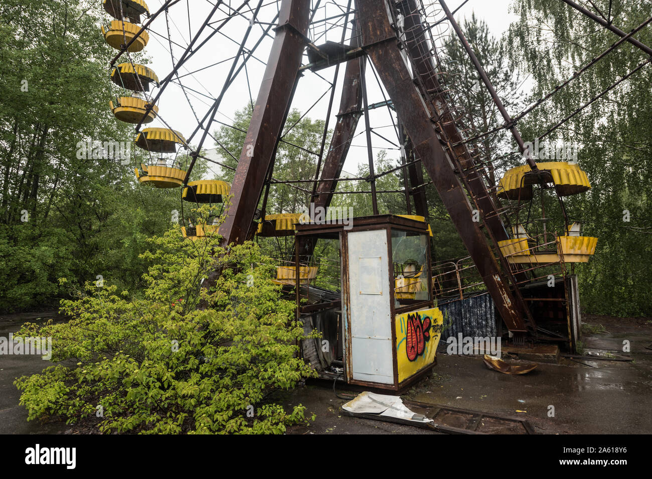 rusty ferris wheel in Pripyat park, Chernobyl, Ukraine Stock Photo - Alamy