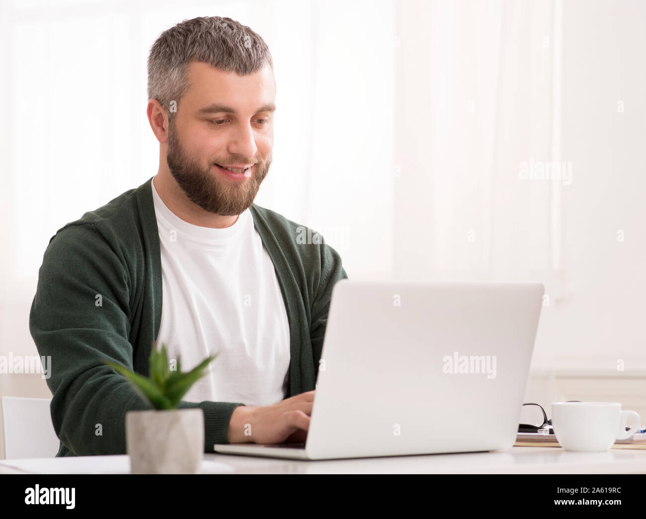 Middle aged worker smiling hi-res stock photography and images - Alamy
