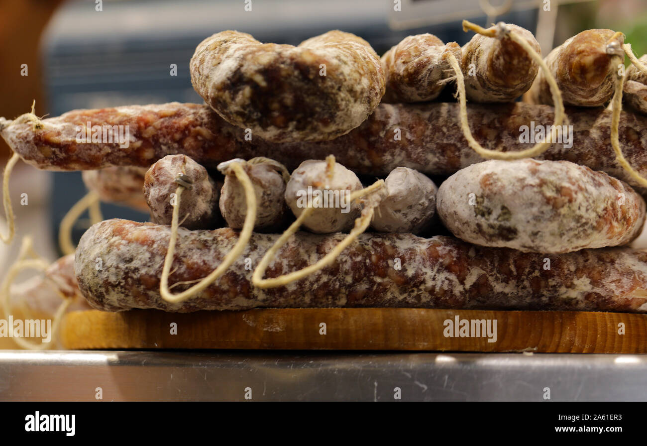 Italian types of sausages on the market Stock Photo - Alamy