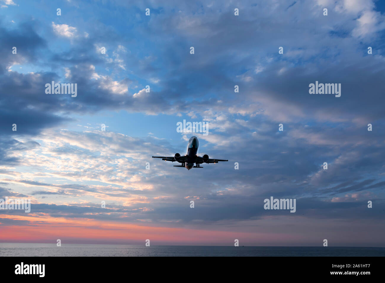 Plane flying into sunset hi-res stock photography and images - Alamy