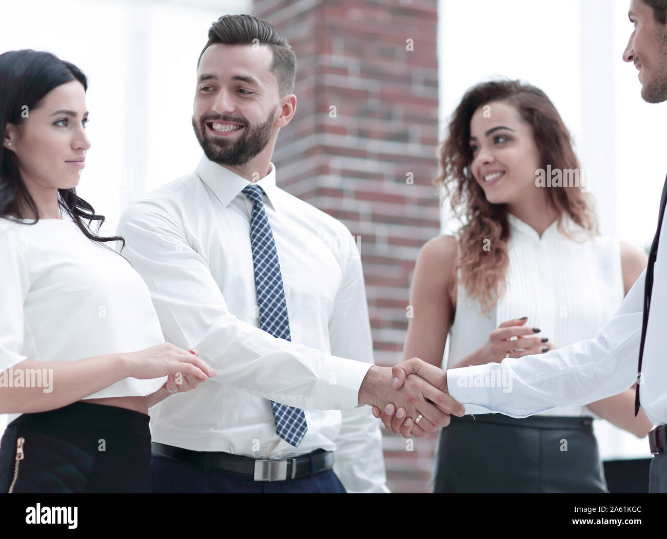 welcome and handshake business partners Stock Photo - Alamy