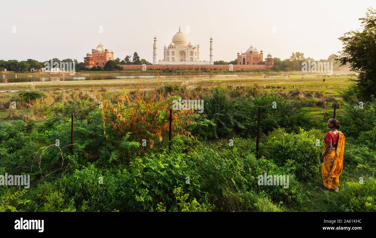 Woman in traditional dress watching the Taj Mahal, Agra, India Stock ...