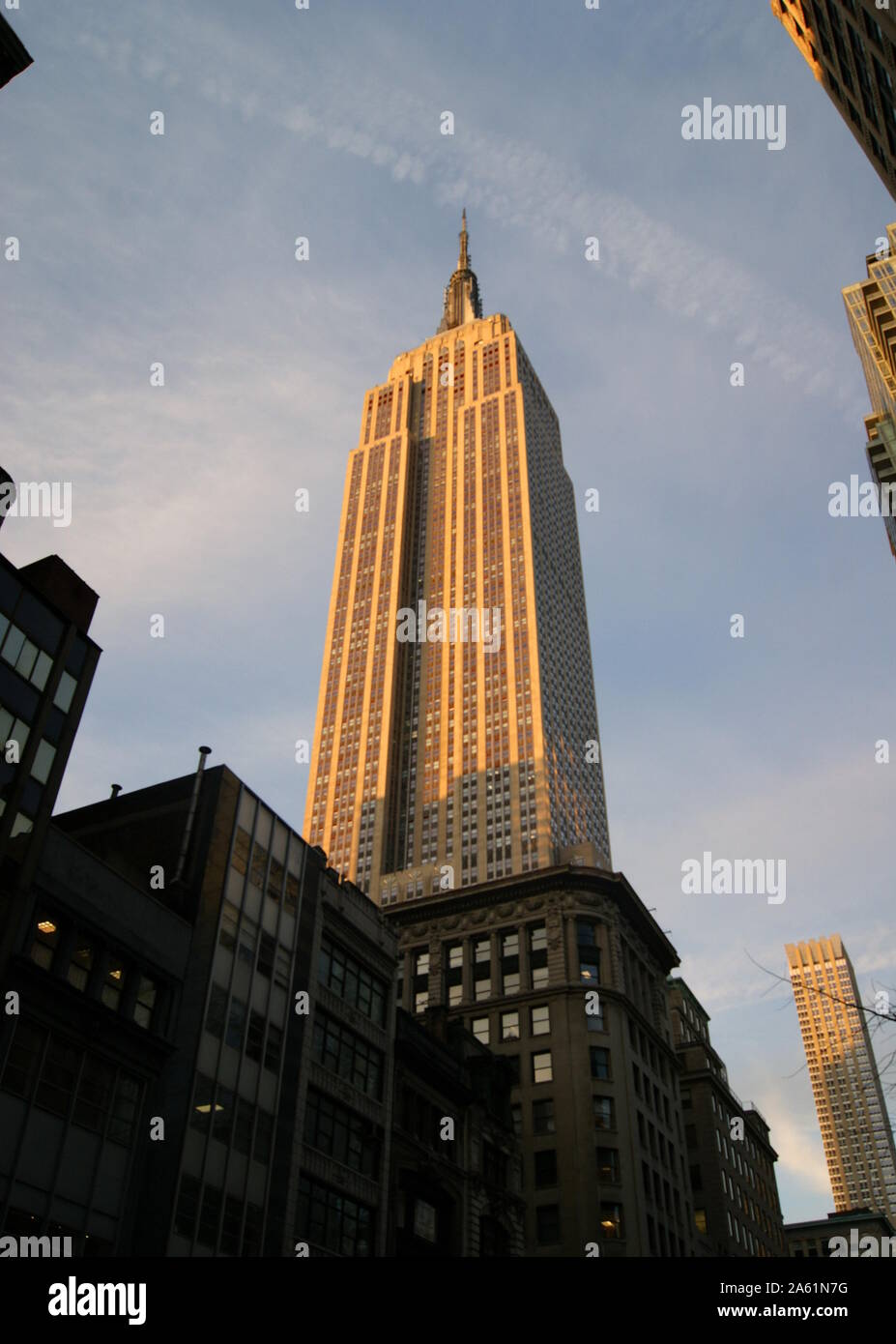 Setting sun among buildings manhattan hi-res stock photography and ...