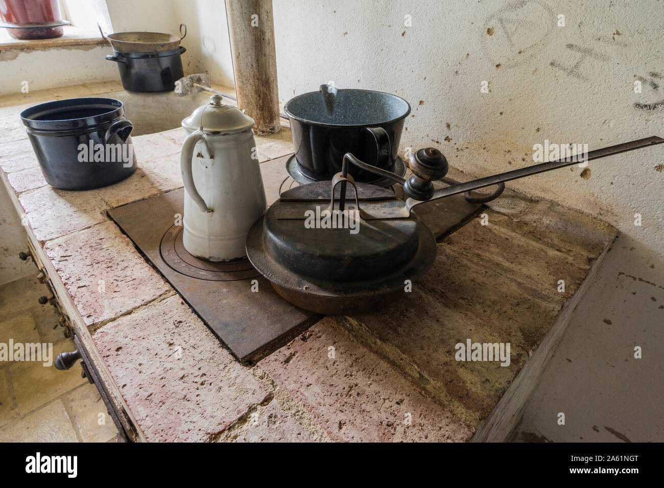 Antique kitchen stove hi-res stock photography and images - Alamy