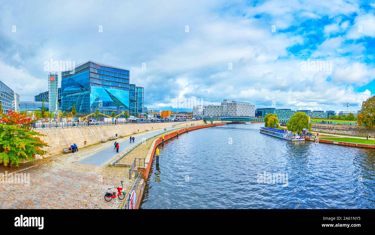 Pedestrian bridge in berlin hi-res stock photography and images - Alamy