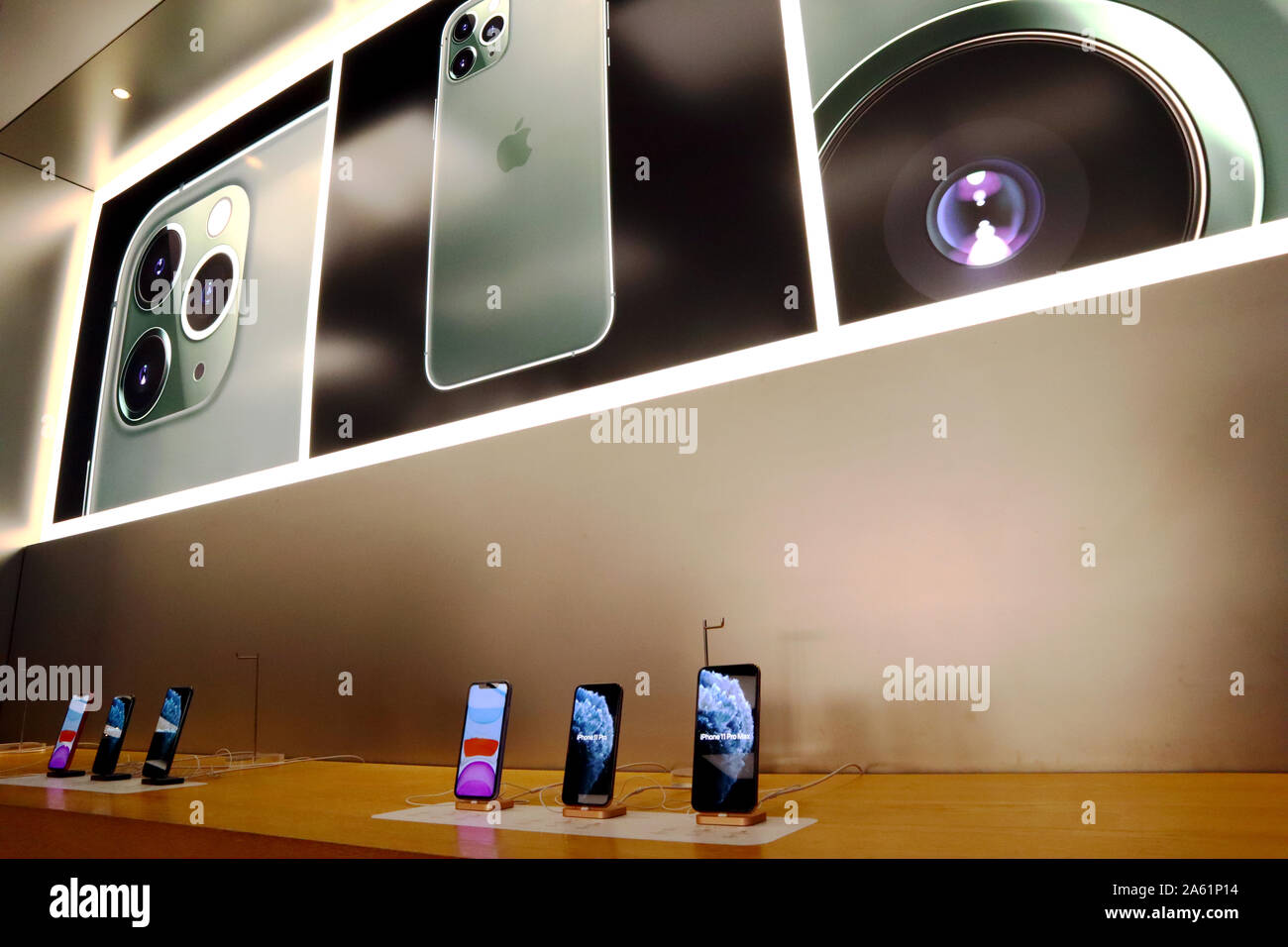 Iphone advertisement apple store shopping hi-res stock photography and ...