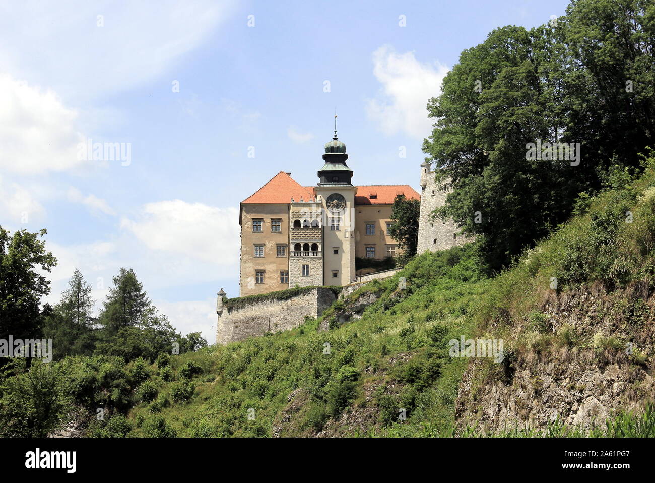 Pieskowa Skala Castle with gardens in the valley of Pradnik river Stock ...