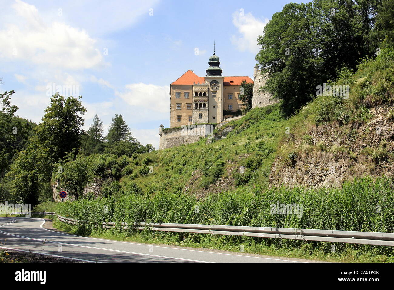 Pieskowa Skala Castle with gardens in the valley of Pradnik river Stock ...