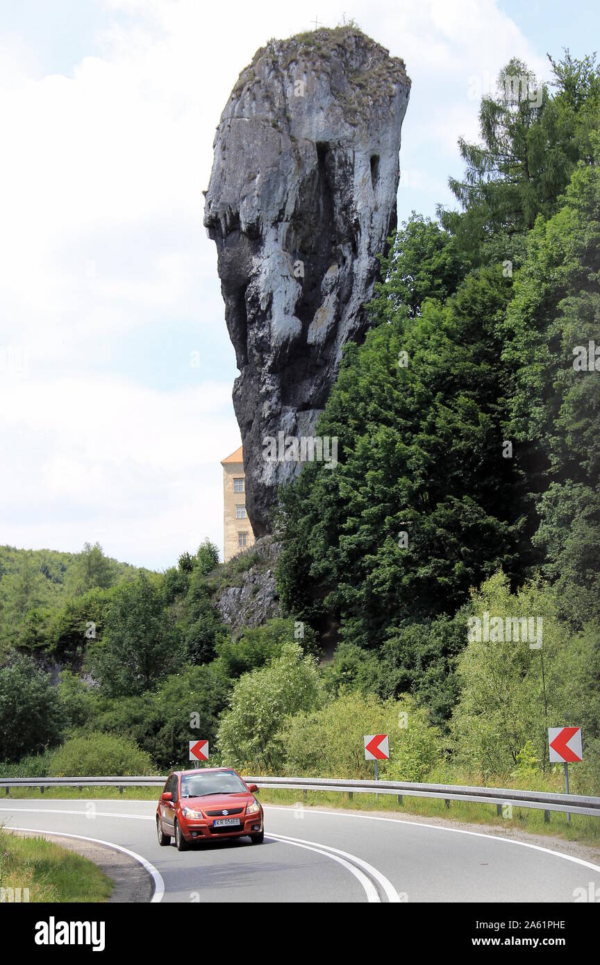 The "Hercules Mace" rock, Pieskowa Skala, Ojcow National Park, Poland ...