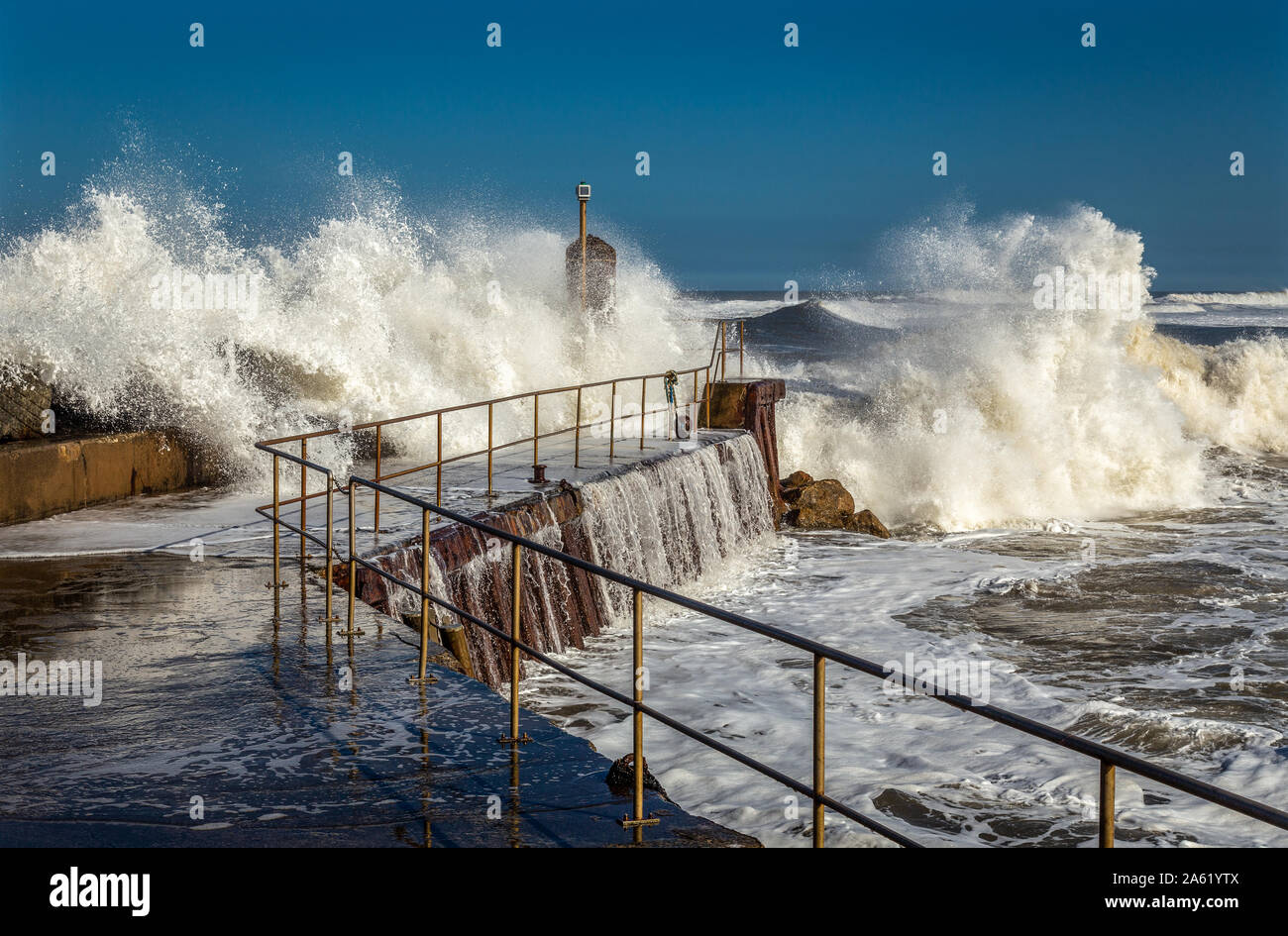 Crashing waves yorkshire hi-res stock photography and images - Alamy