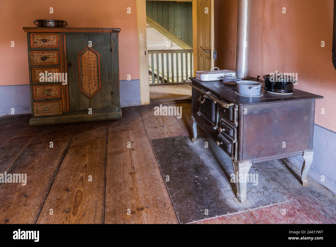 Kitchen dresser historic hi-res stock photography and images - Alamy