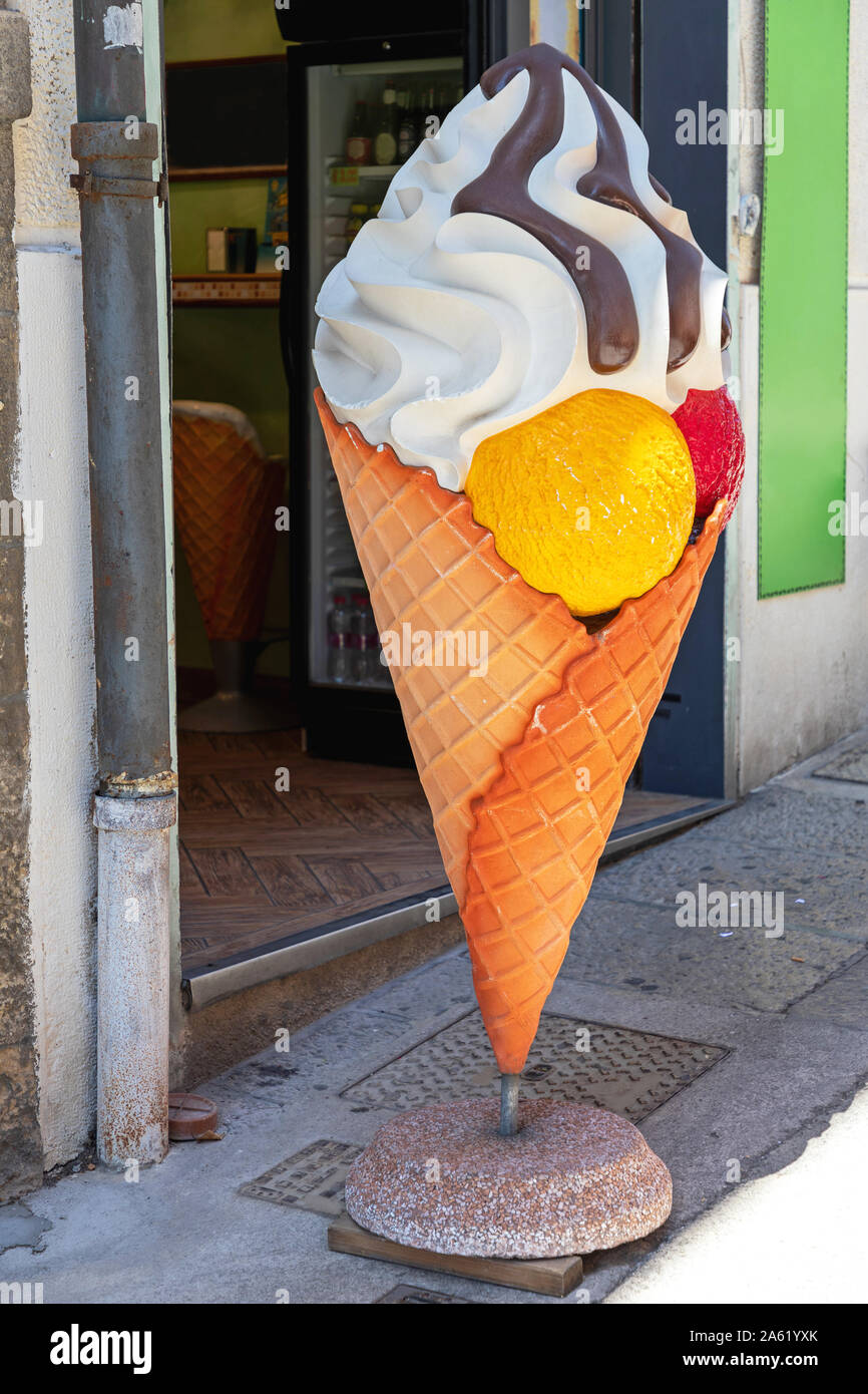 Ice cream cone sign hi-res stock photography and images - Alamy