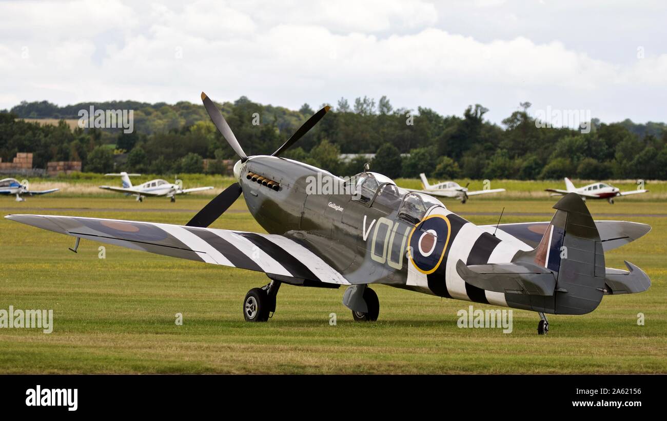 Spitfire invasion stripes hi-res stock photography and images - Alamy