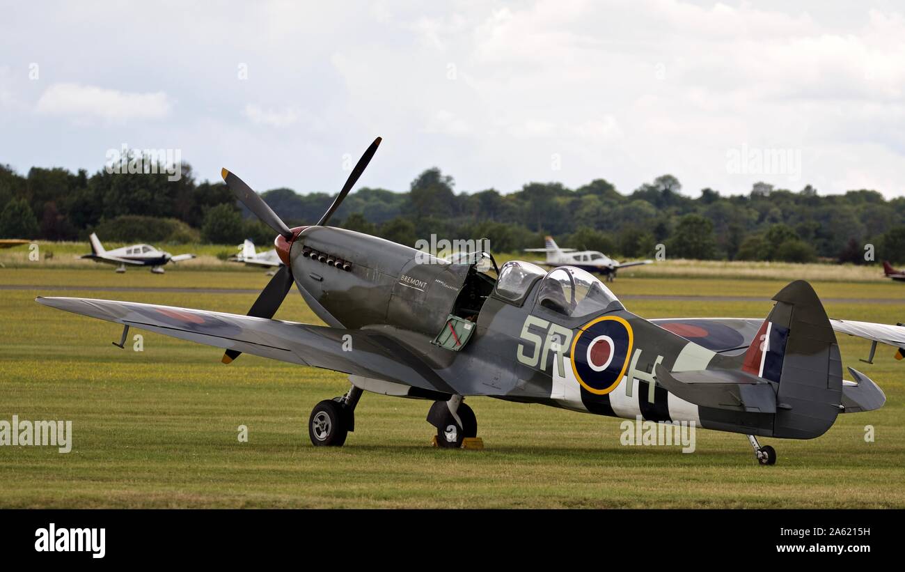 Spitfire invasion stripes hi-res stock photography and images - Alamy