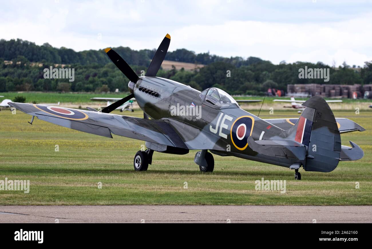 Supermarine spitfire mv268 fr xiv g spit hi-res stock photography and ...