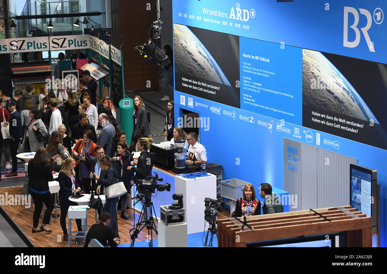 Broadcasting booth hi-res stock photography and images - Alamy