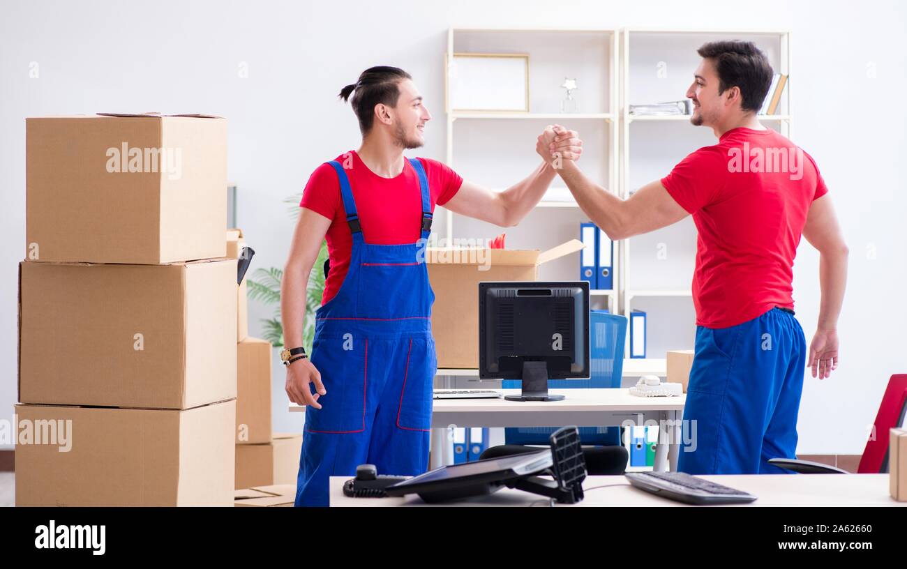 Warehouse employees carrying boxes hi-res stock photography and images ...
