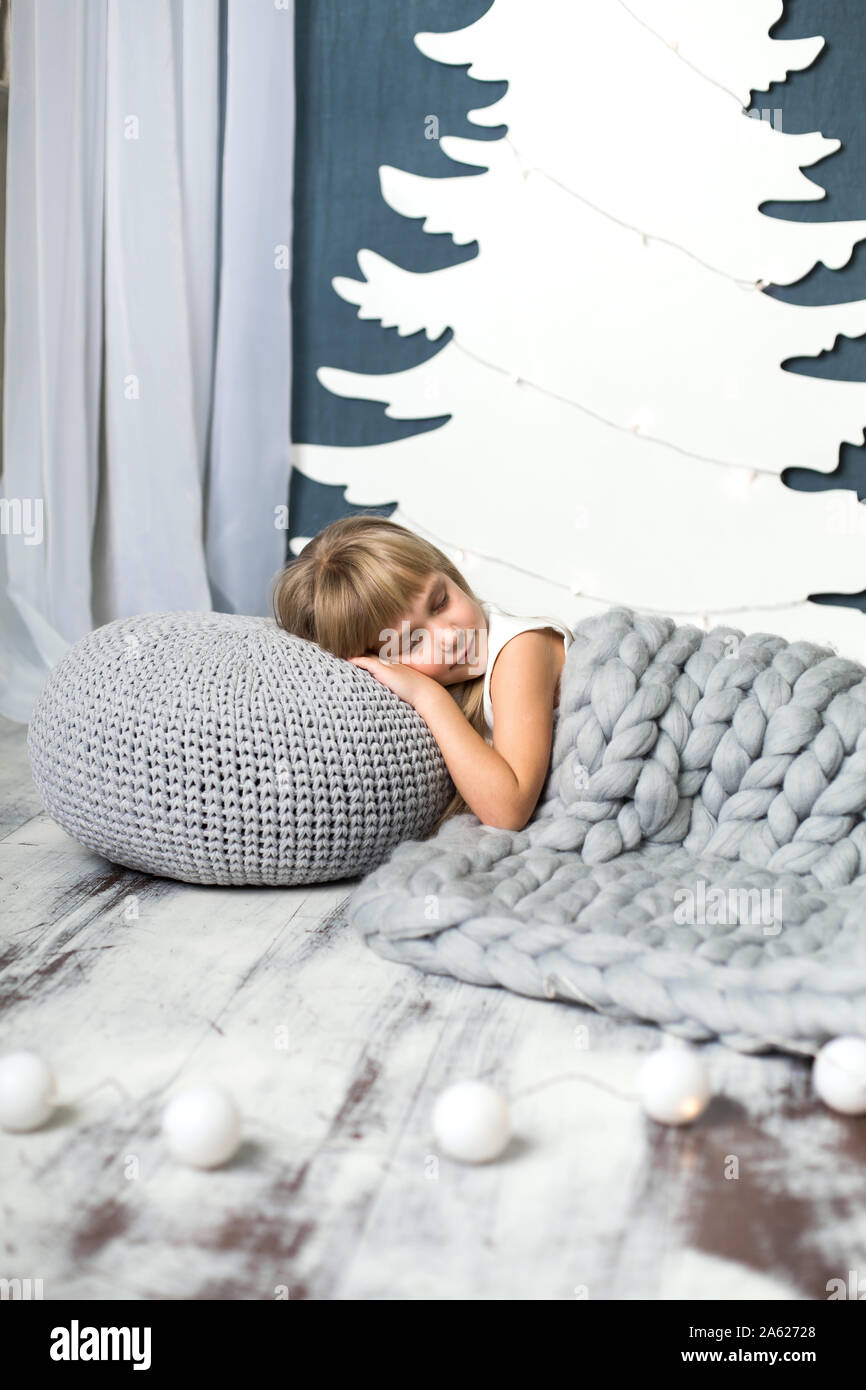 Girl sleeping against tree hi-res stock photography and images - Alamy