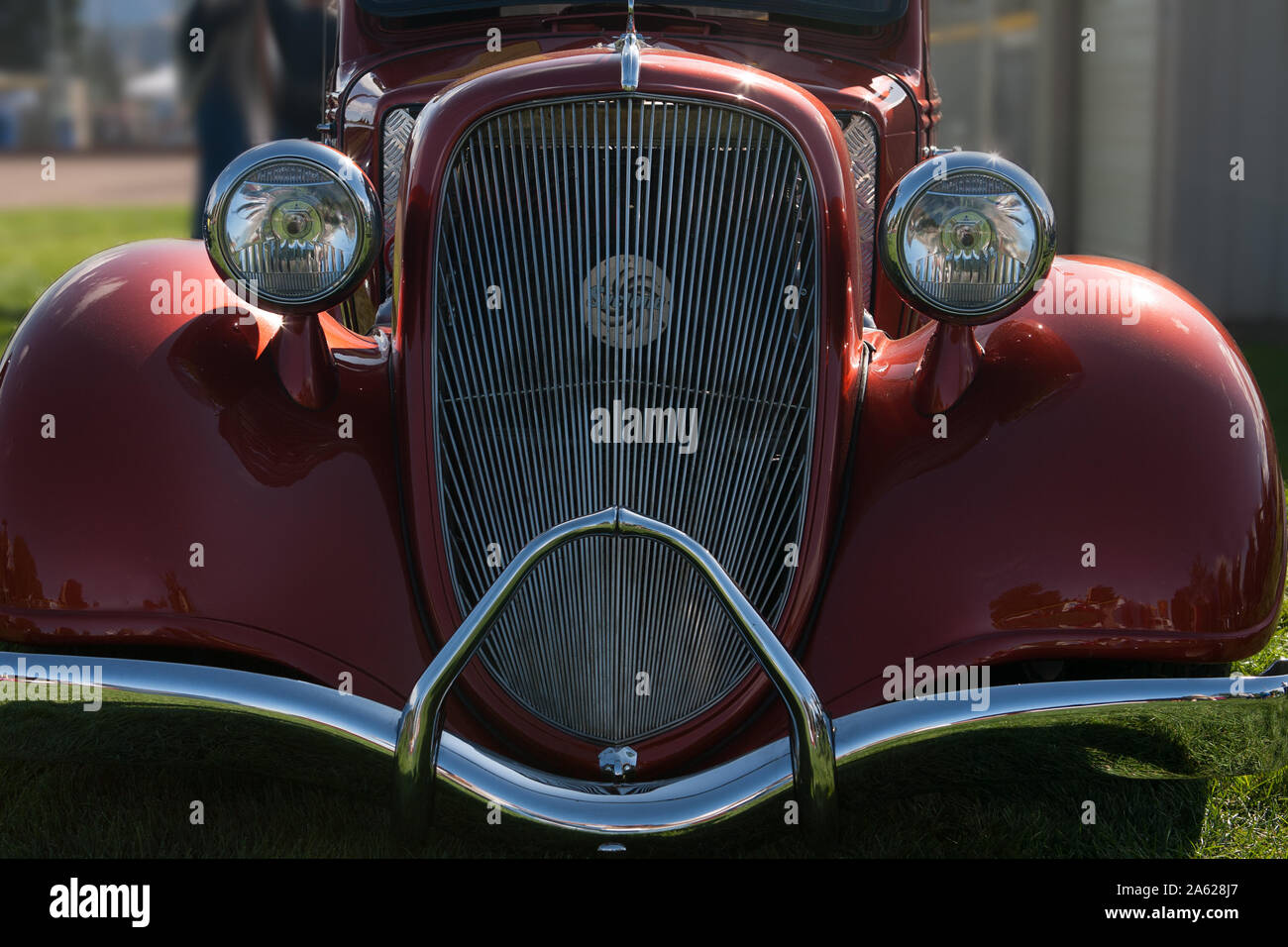 Car with one headlight on hi-res stock photography and images - Alamy