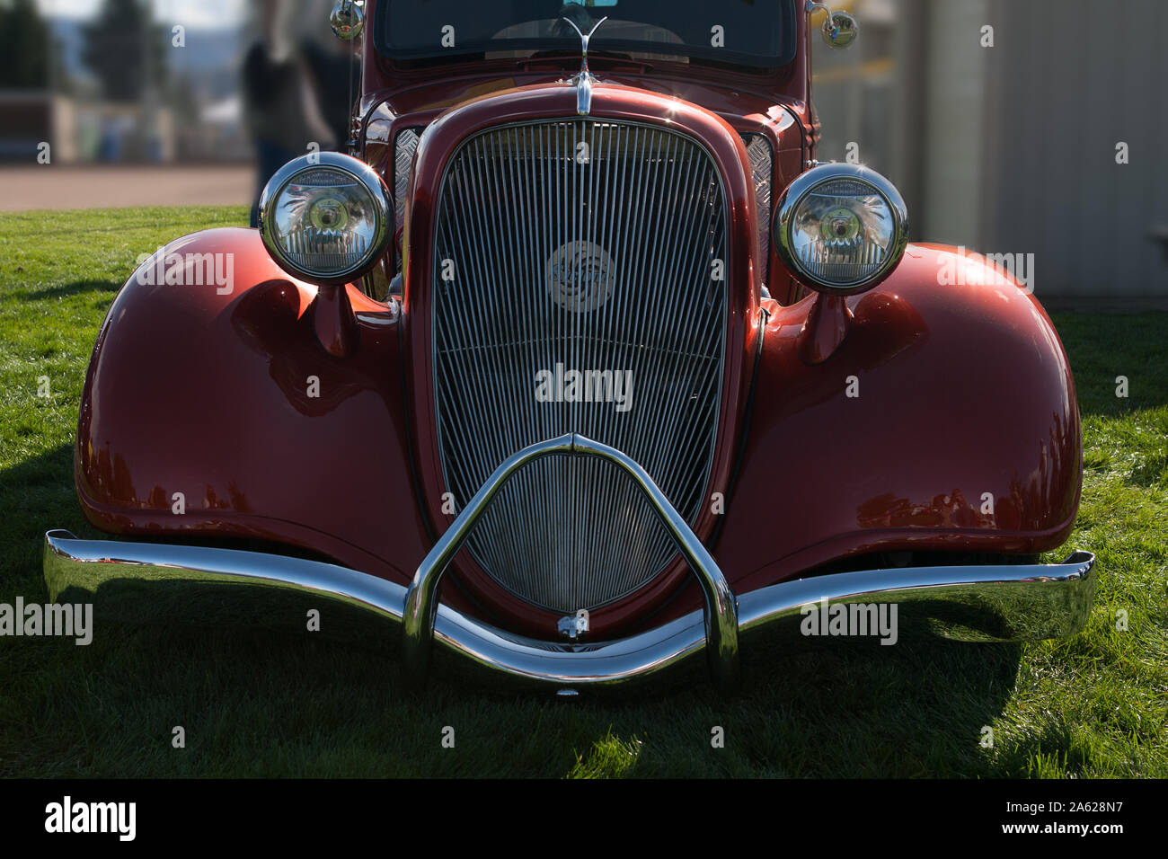 Car with one headlight on hi-res stock photography and images - Alamy