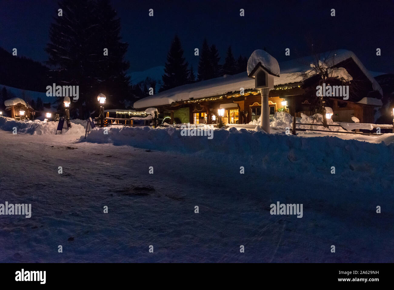 Light at restaurant hi-res stock photography and images - Alamy