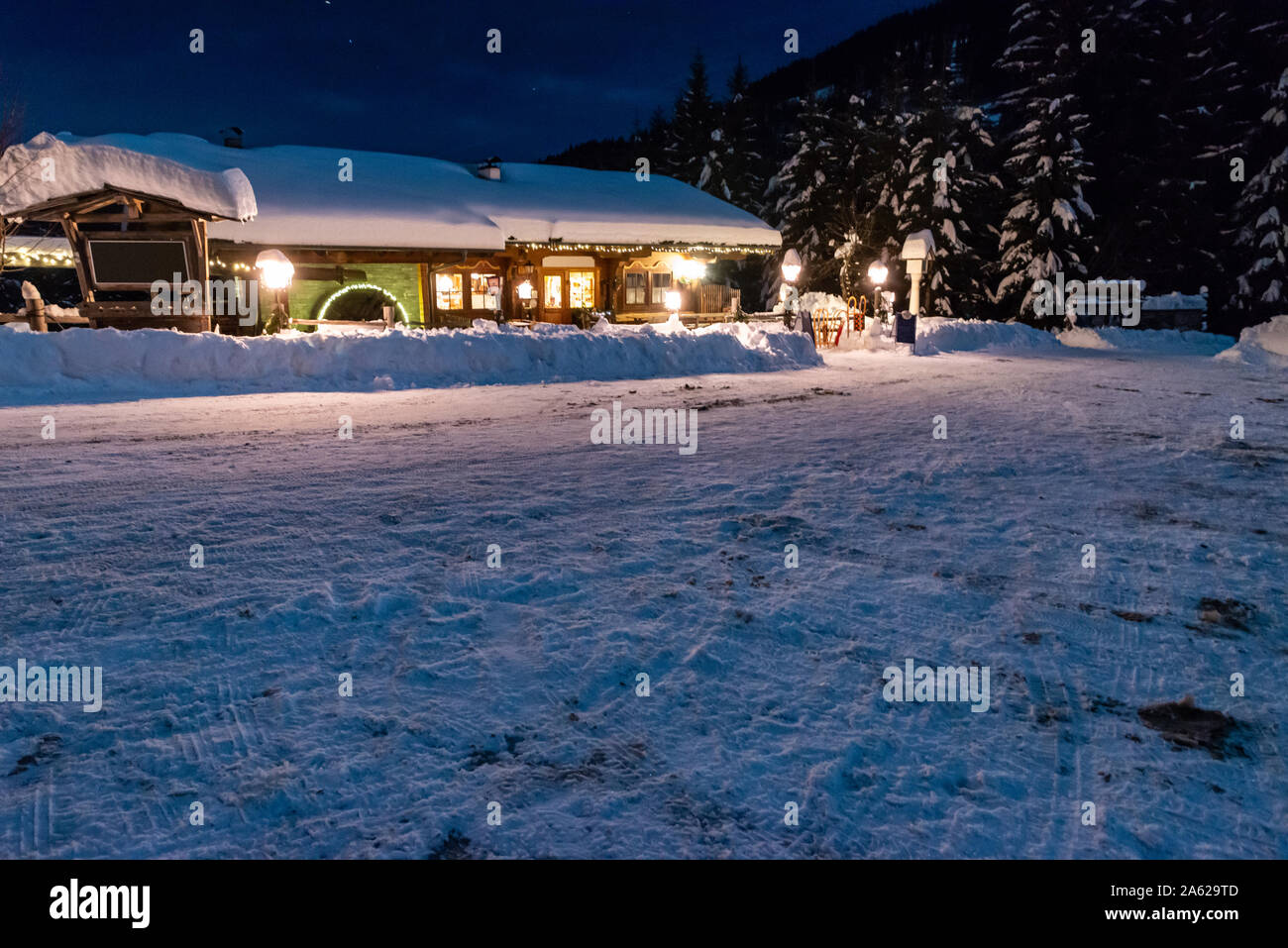 Snow dome hi-res stock photography and images - Alamy
