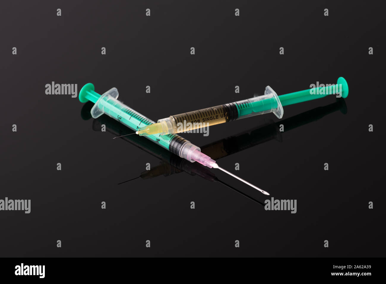 Empty vials syringes hi-res stock photography and images - Alamy