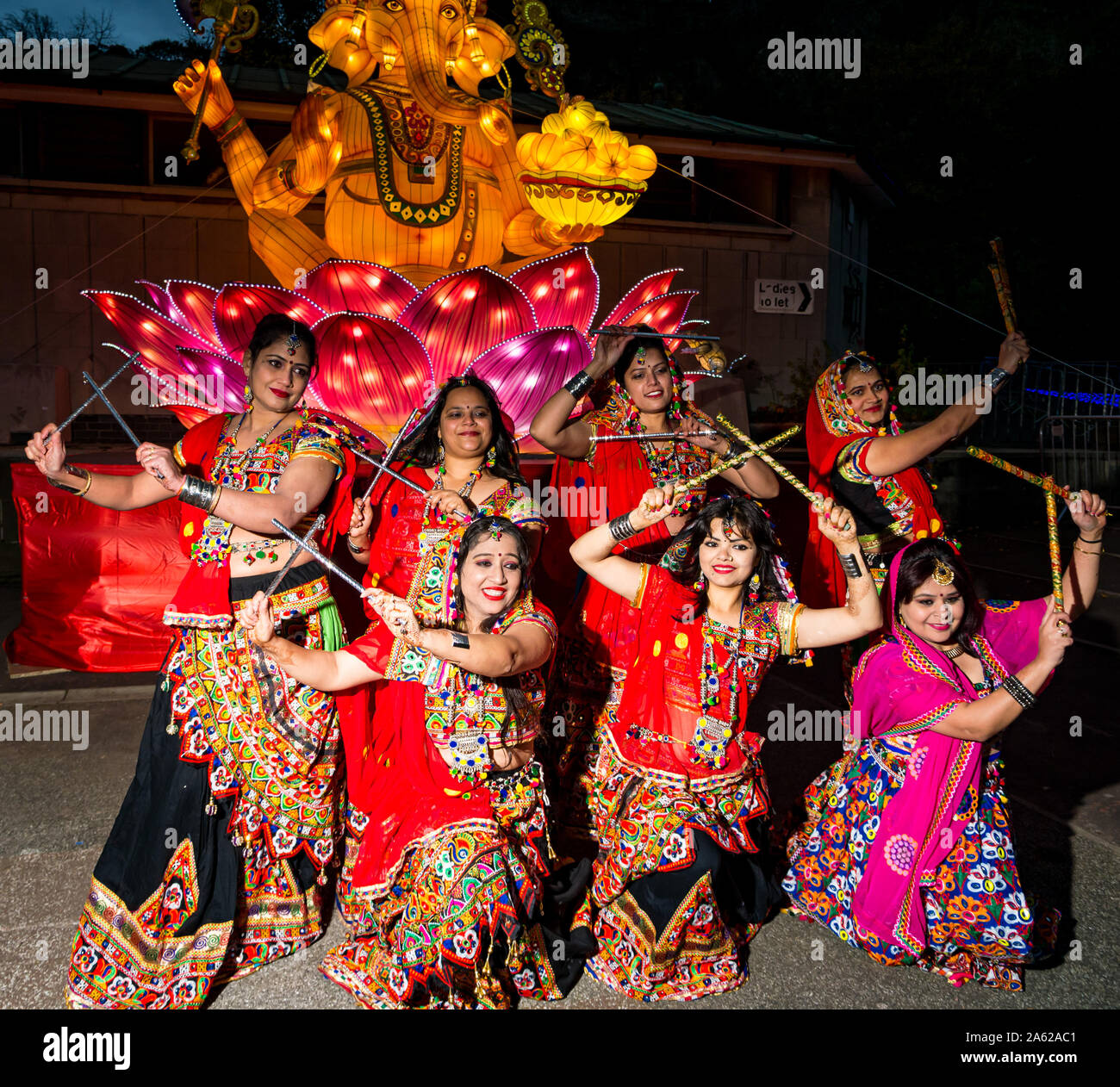 Indian dandiya dancing hi-res stock photography and images - Alamy