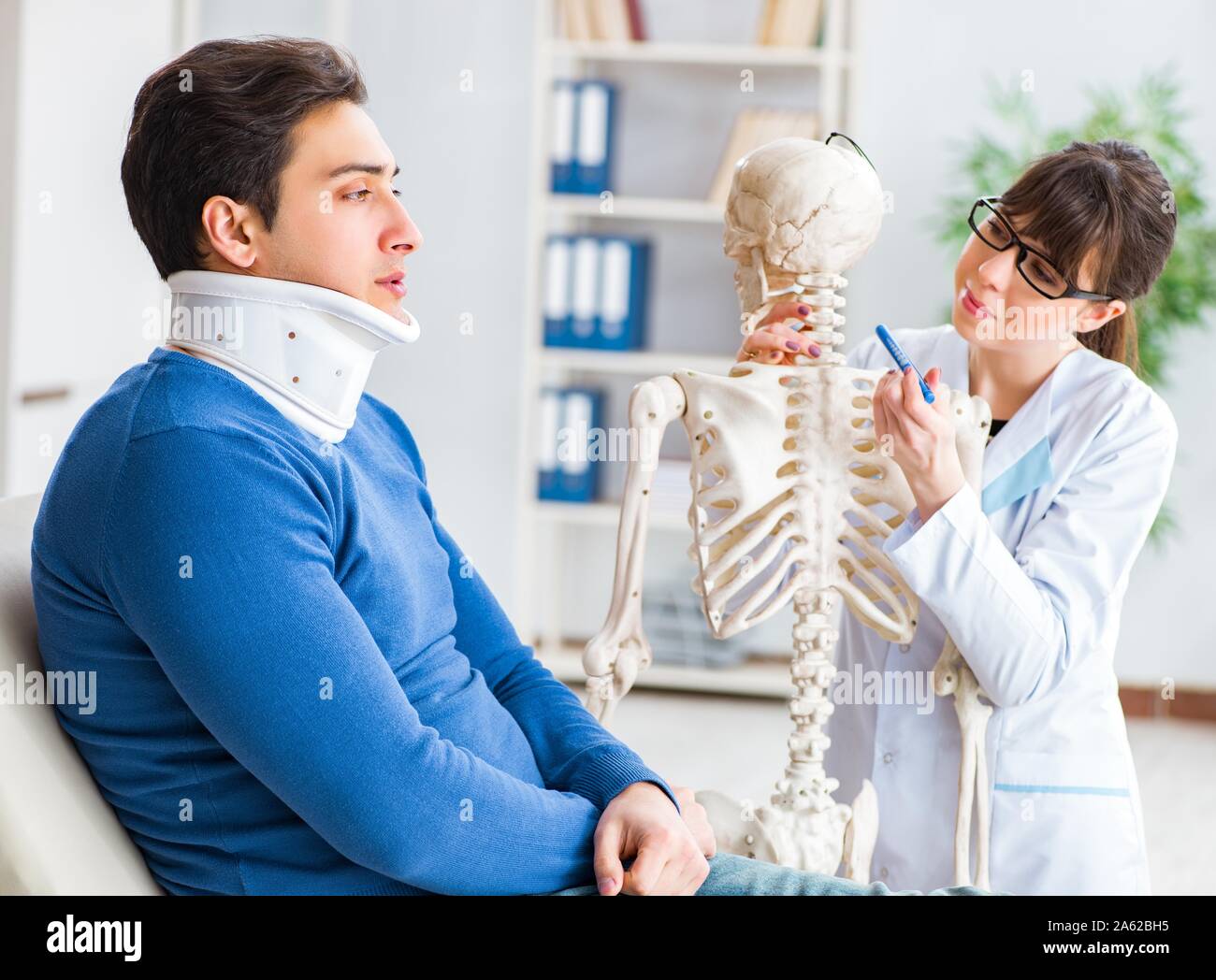 The doctor is explaining to patient with neck injury Stock Photo - Alamy