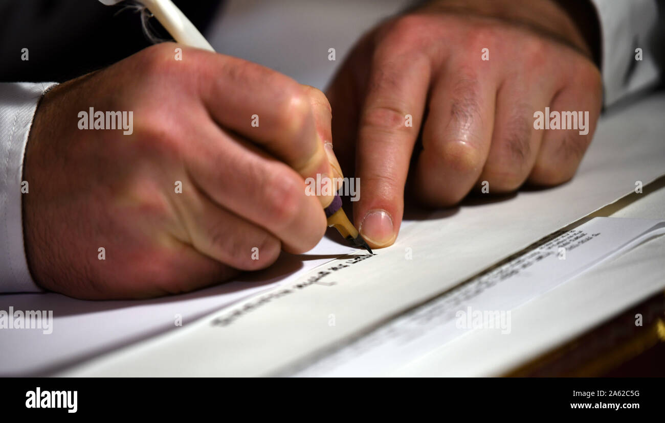 Erfurt, Germany. 23rd Oct, 2019. Berlin Rabbi Reuven Yaacobov writes ...