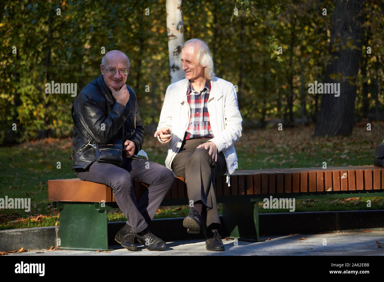 Two old men talking on a bench hi-res stock photography and images - Alamy