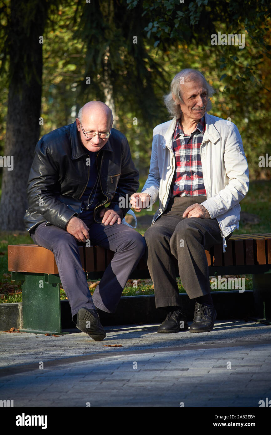 Two old men talking on a bench hi-res stock photography and images - Alamy