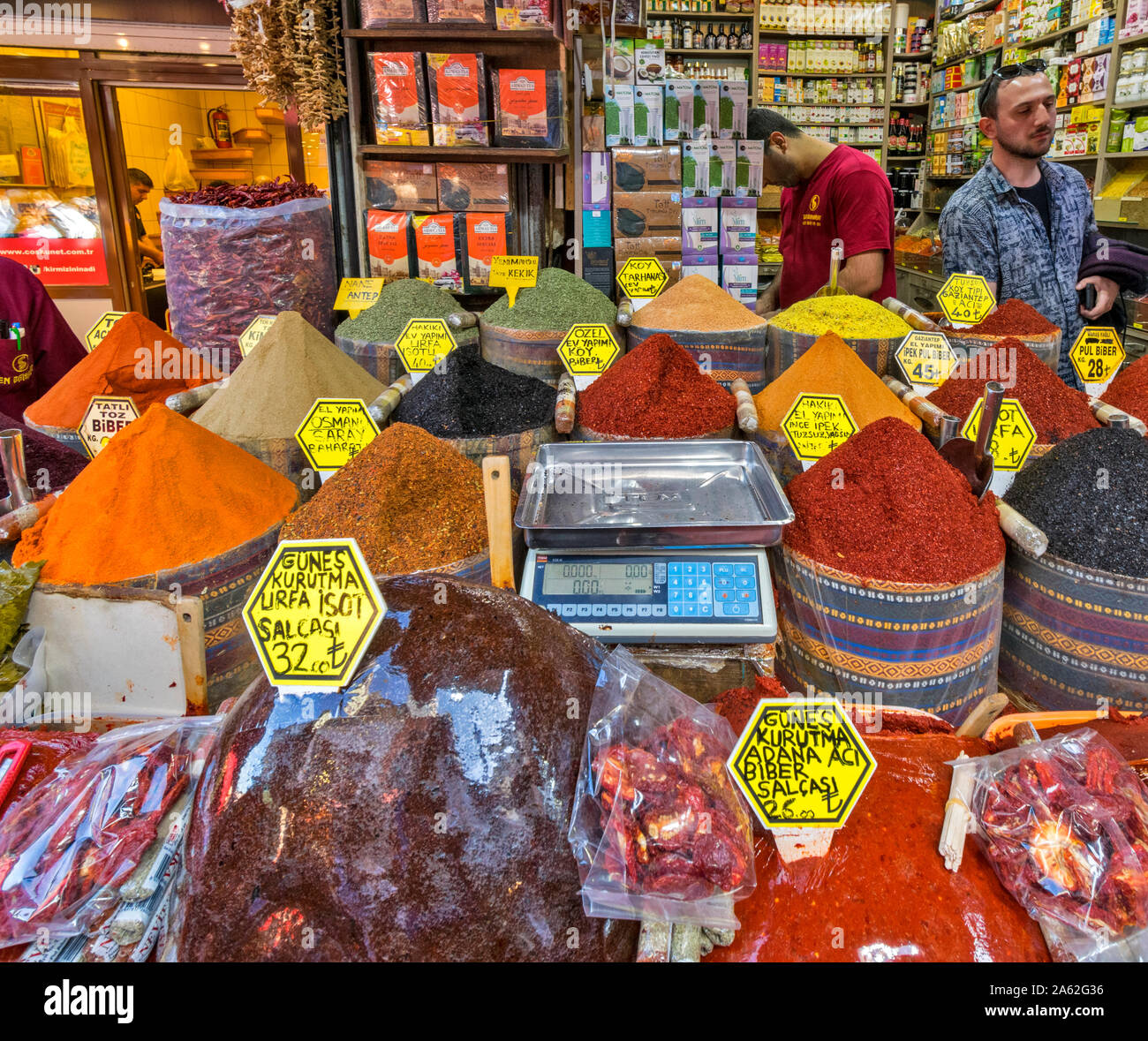 Spices vendor spice market istanbul hi-res stock photography and images ...