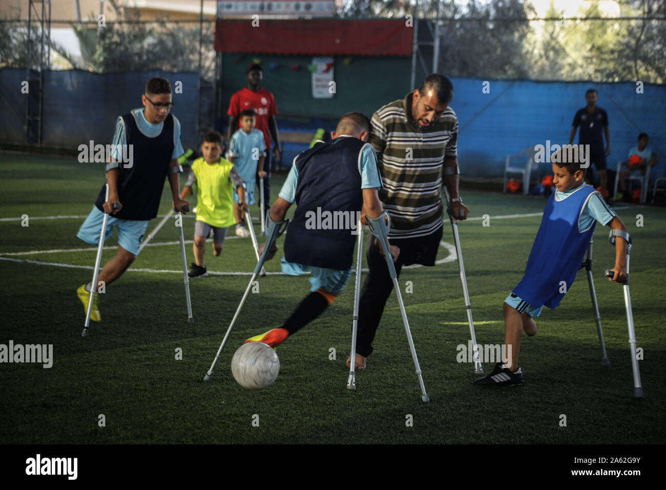 Palestinian amputees hi-res stock photography and images - Alamy