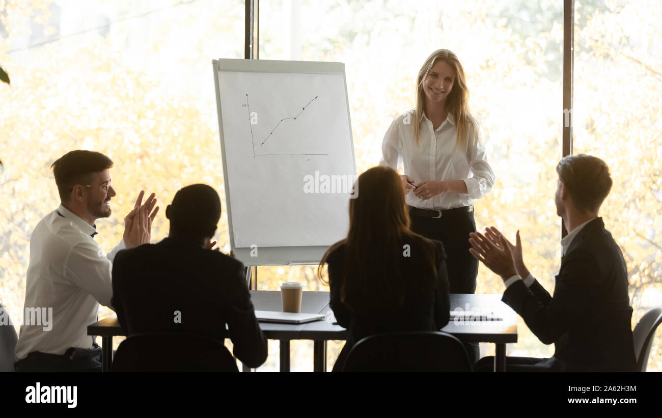 Audience clapping hi-res stock photography and images - Alamy