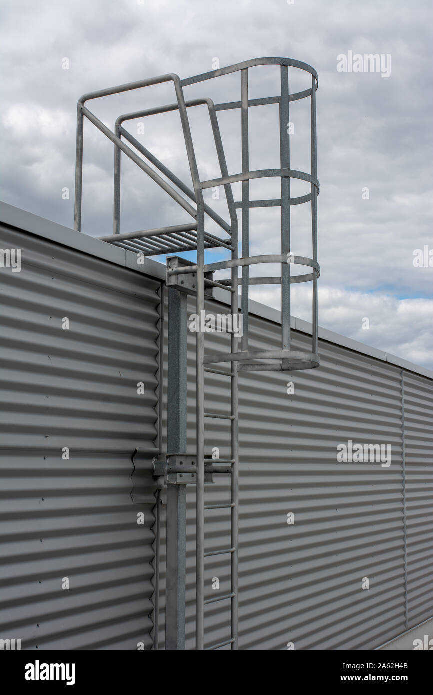 Fire escape to roof hi-res stock photography and images - Alamy