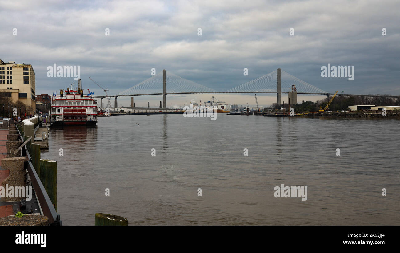 Talmadge Memorial Bridge crossing the Savannah River in Savannah Stock ...