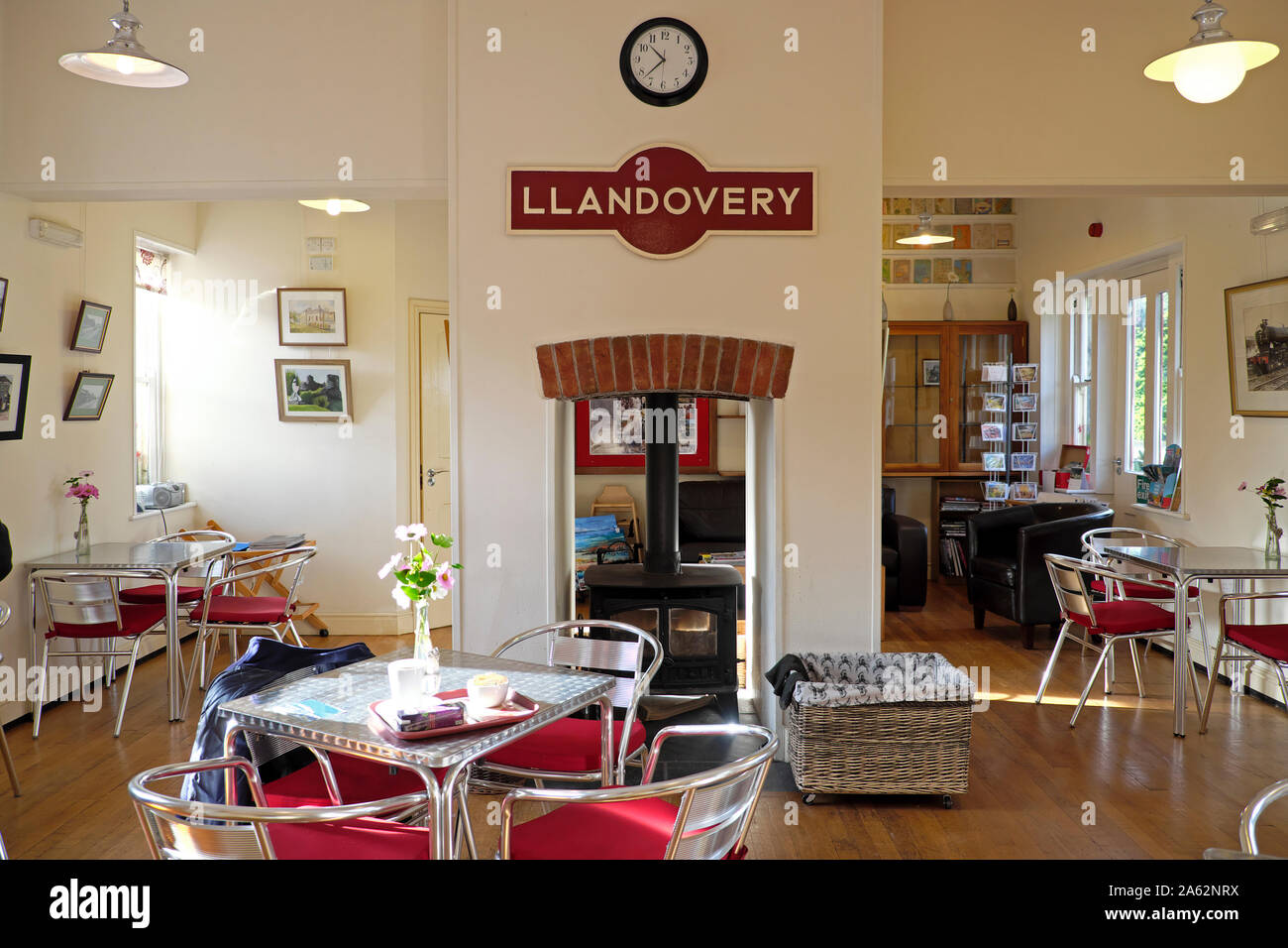 Cafe inside uk hi-res stock photography and images - Alamy