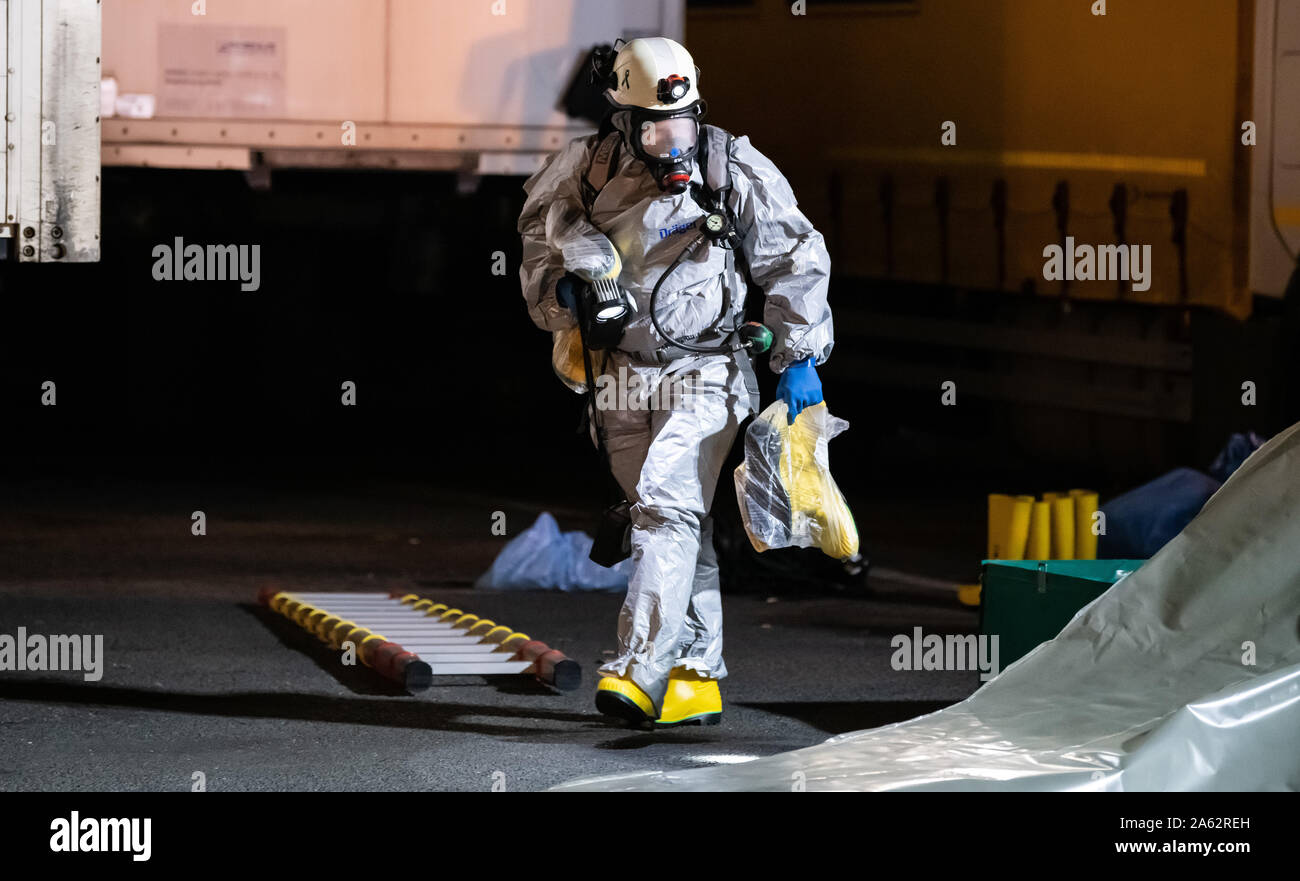 23 October 2019, Hessen, Dietzenbach: A BASF employee wearing a ...