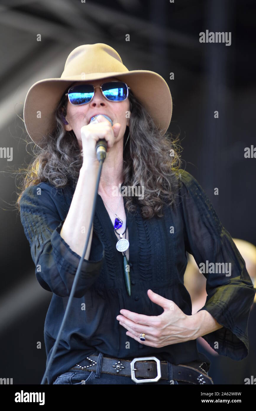 Kenneth neil withrow guitar edie is a female hi-res stock photography ...