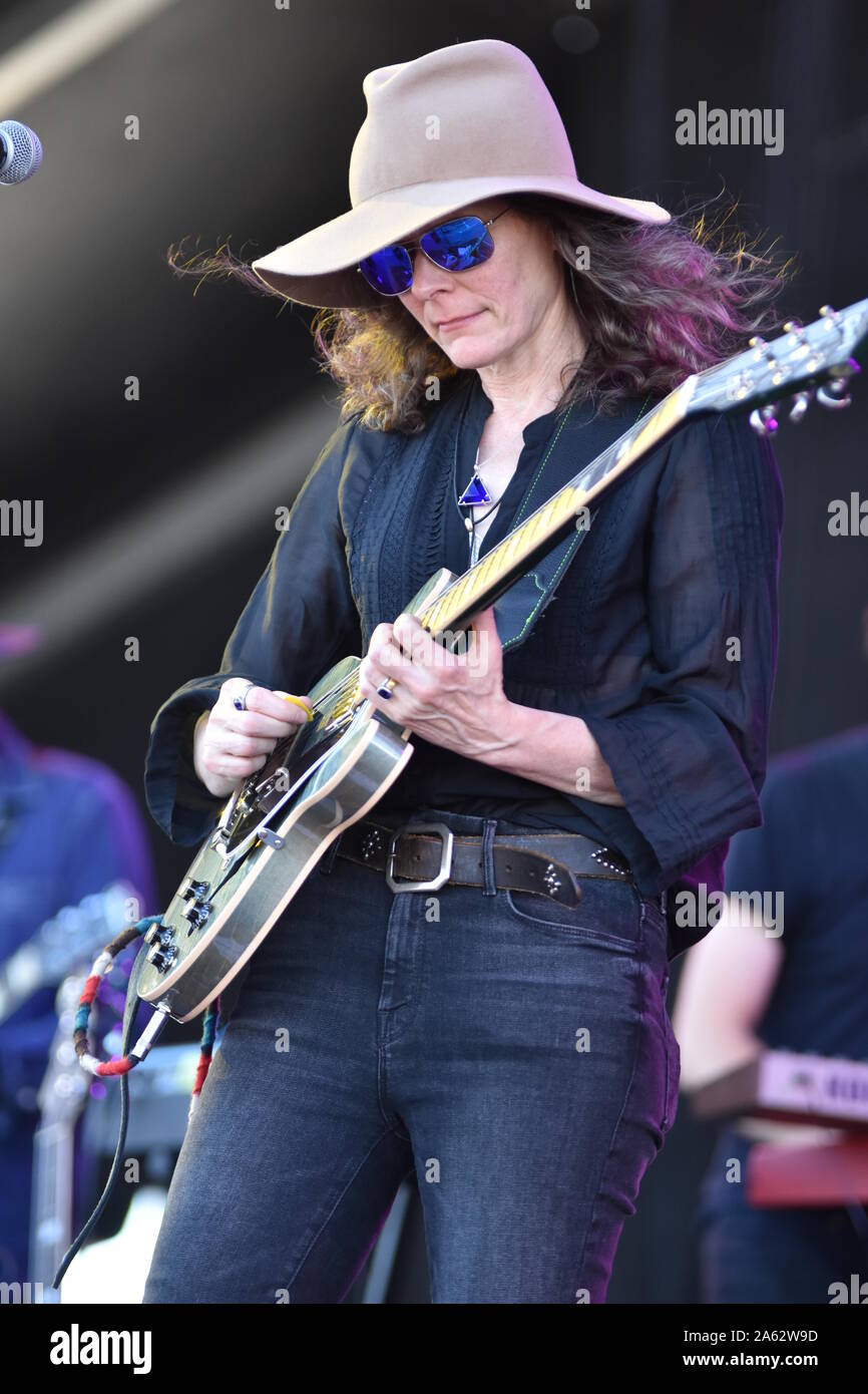 Kenneth neil withrow guitar edie is a female hi-res stock photography ...