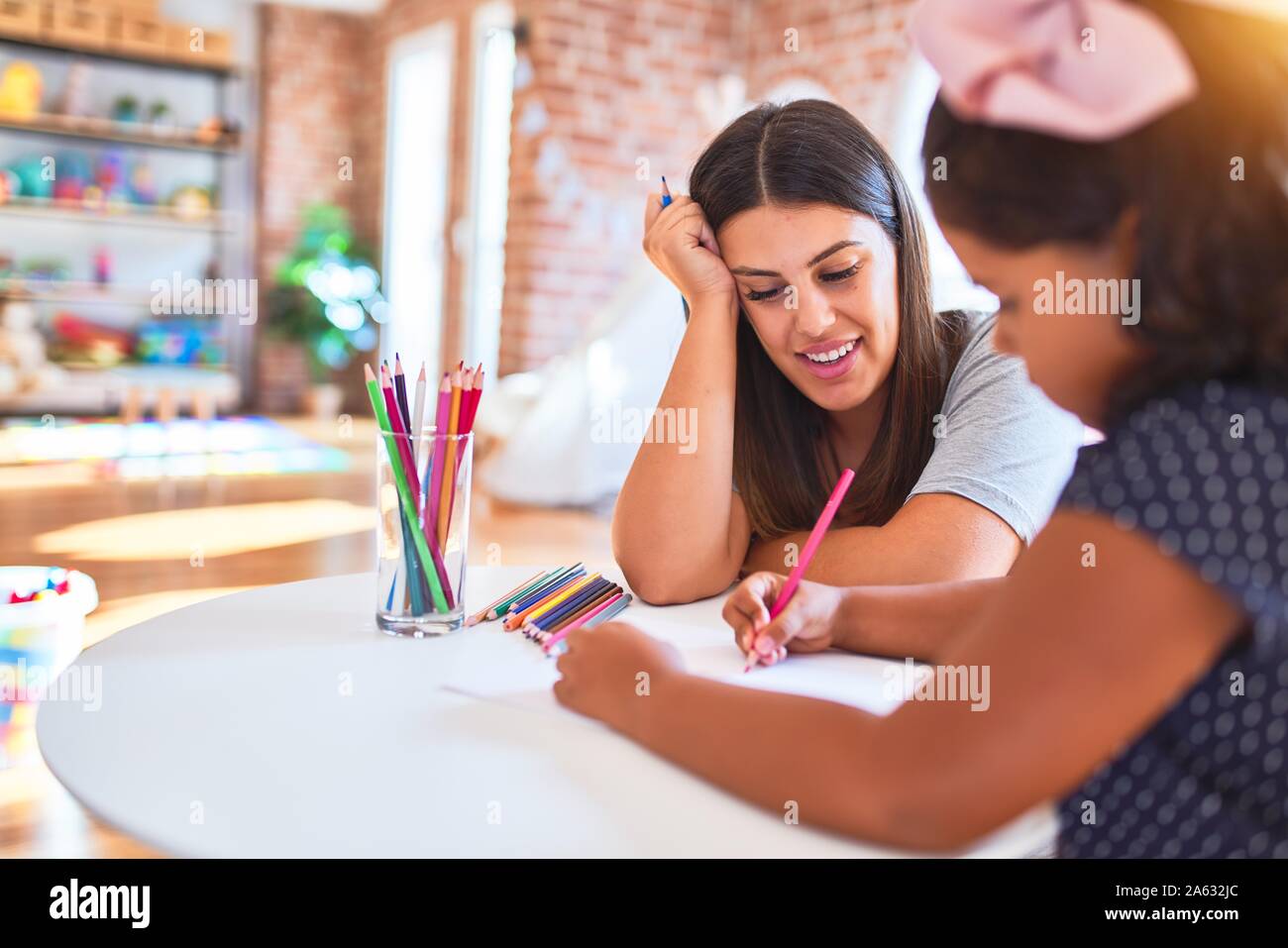 Artist using colored pencils hi-res stock photography and images - Alamy