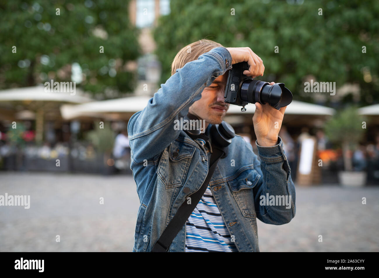 Single person taking photographs hi-res stock photography and images ...