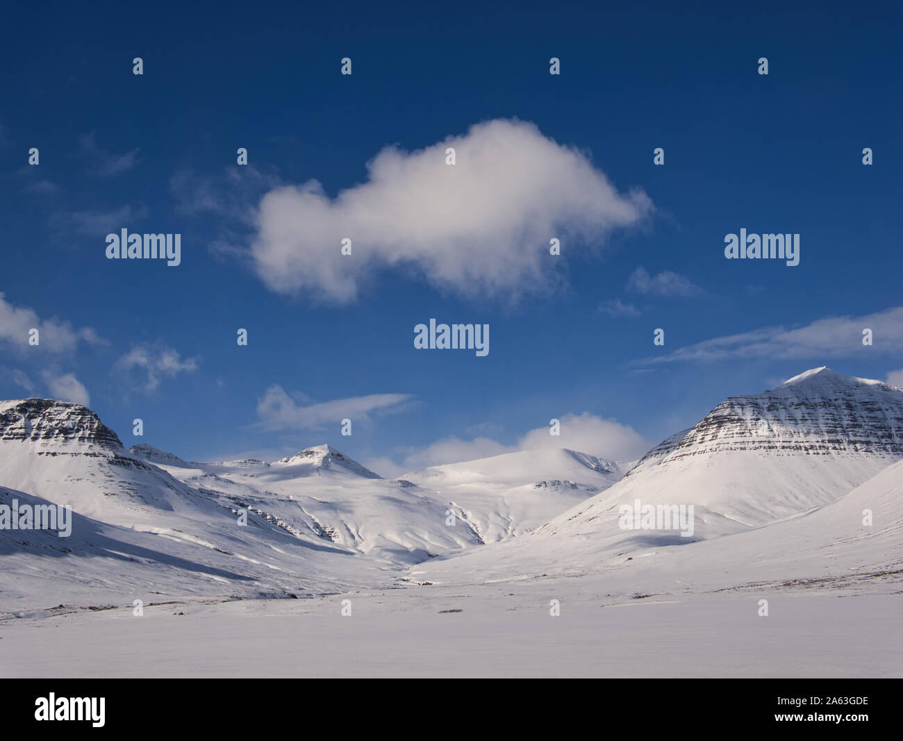 Single clouds hi-res stock photography and images - Alamy