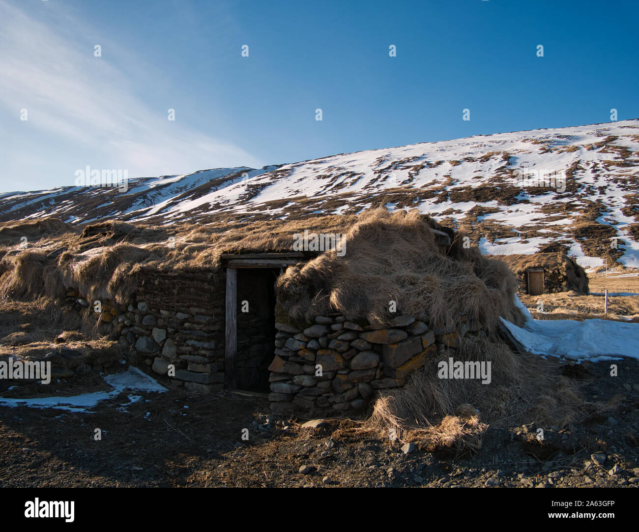The entrance to a well-preserved peat house in Iceland Stock Photo - Alamy