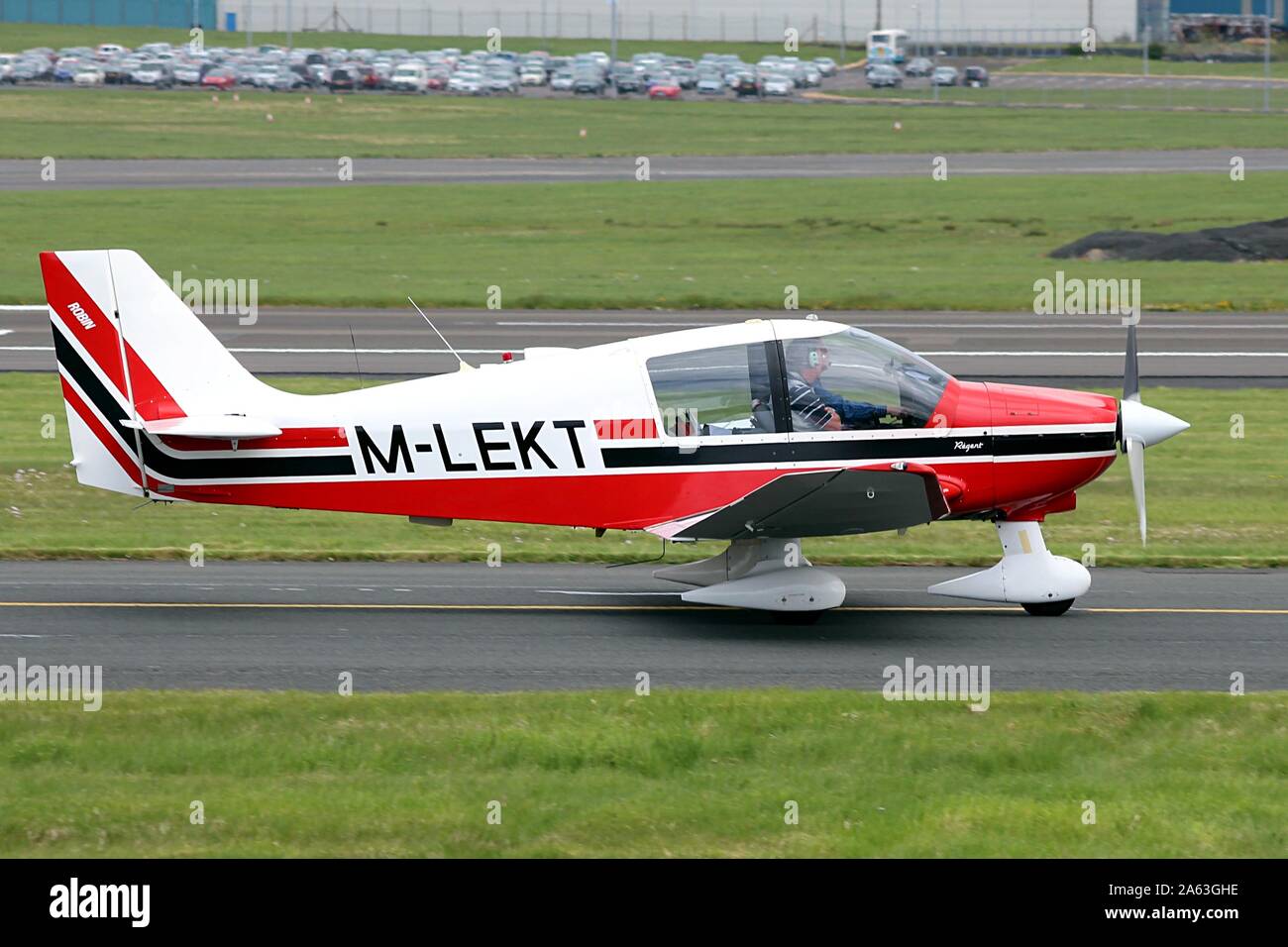 Robin dr400 hi-res stock photography and images - Alamy
