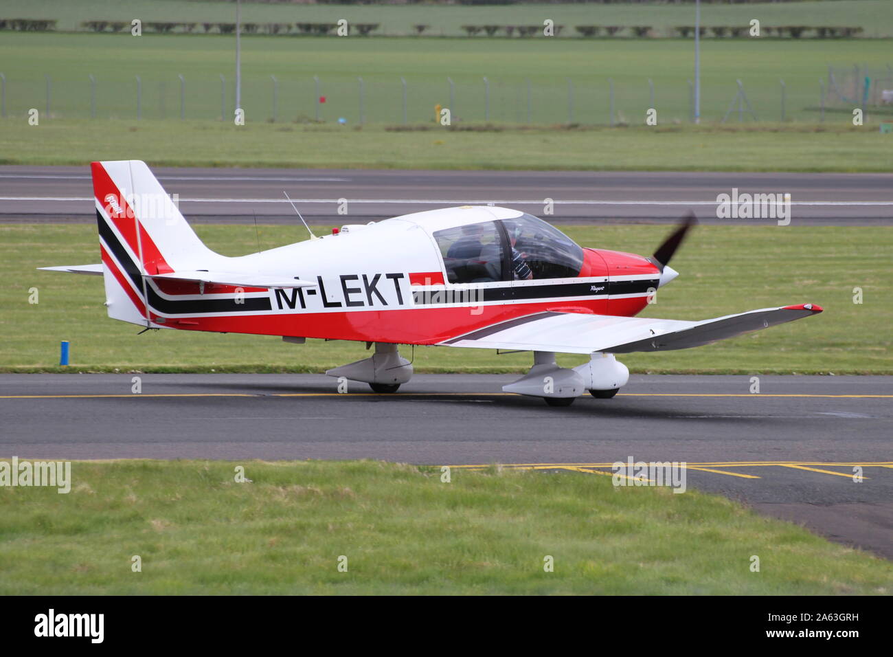 Robin dr400 hi-res stock photography and images - Alamy